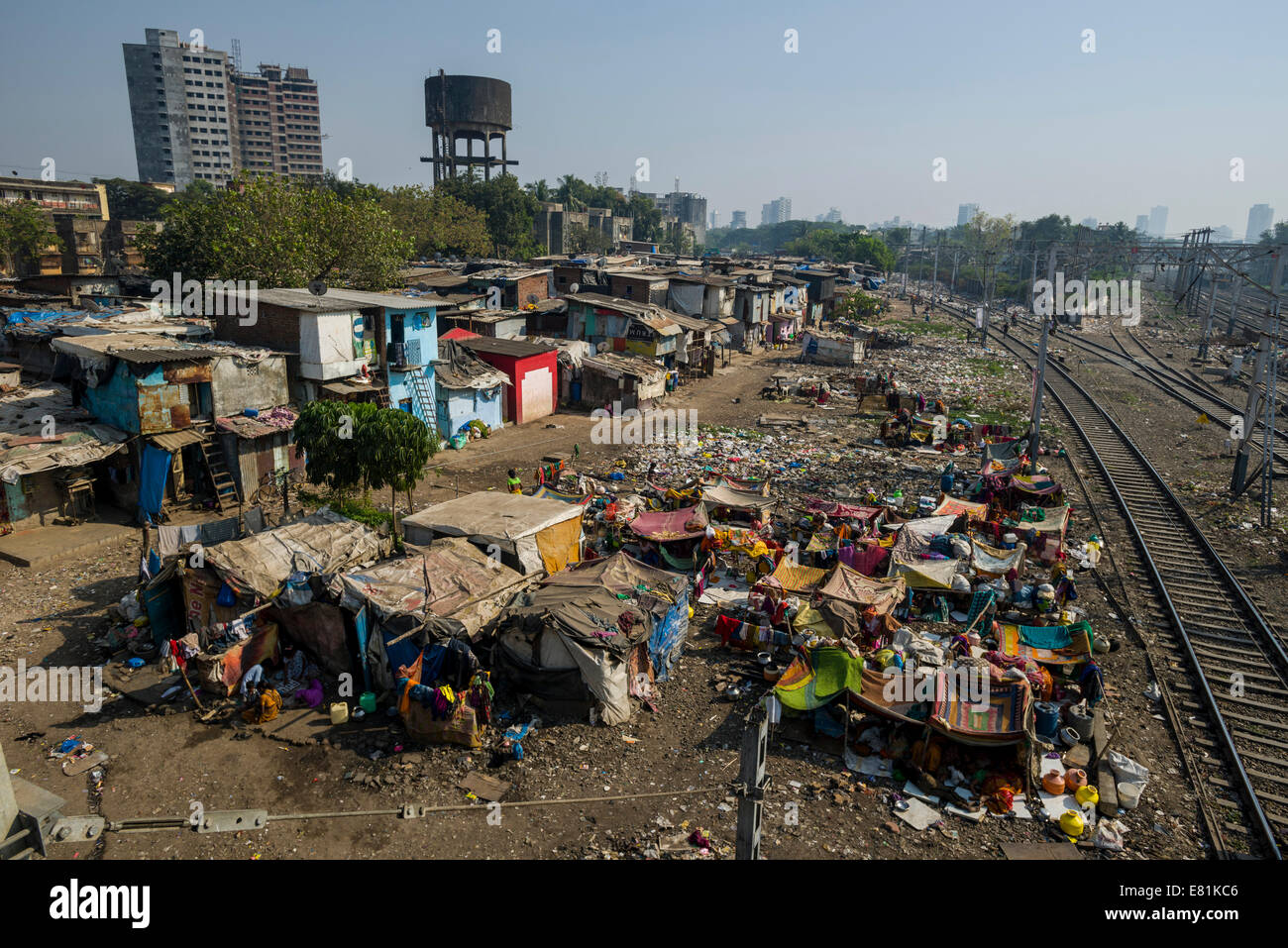 Slum mumbai india poverty immagini e fotografie stock ad alta ...