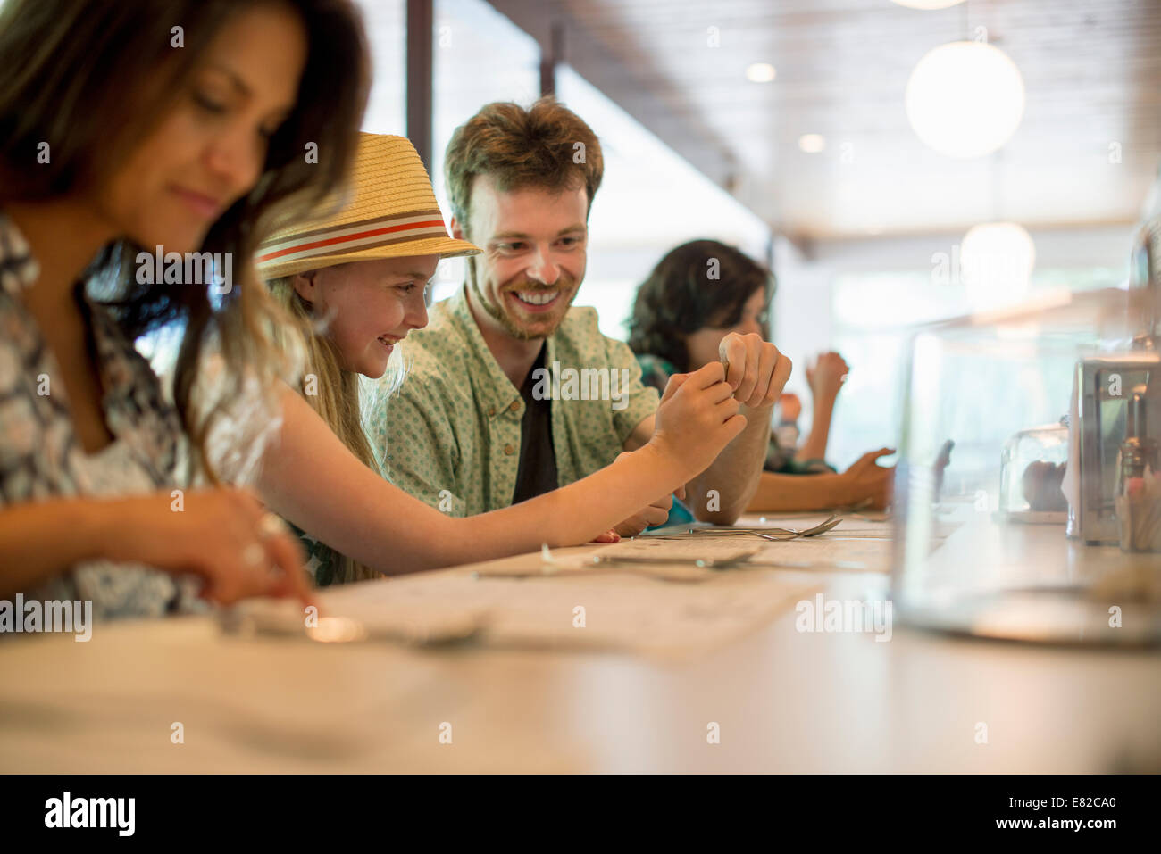Persone sedute al bancone del bar immagini e fotografie stock ad alta ...