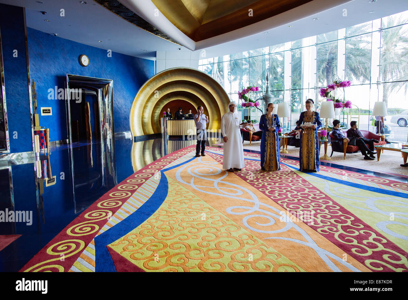 Lobby di burj al arab immagini e fotografie stock ad alta risoluzione ...