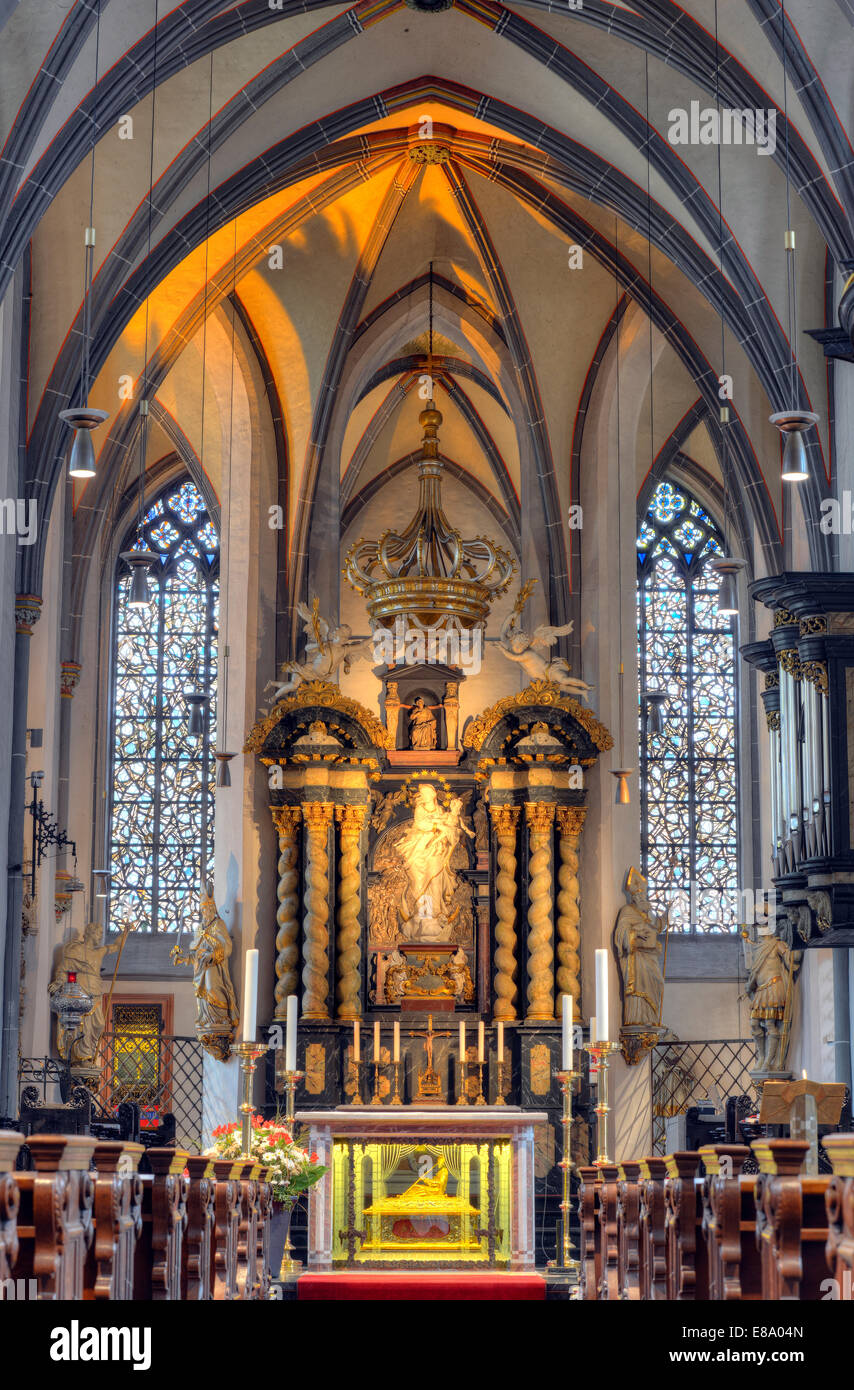 Altare maggiore barocco e il pulpito con il Santuario di Apollinaris ...