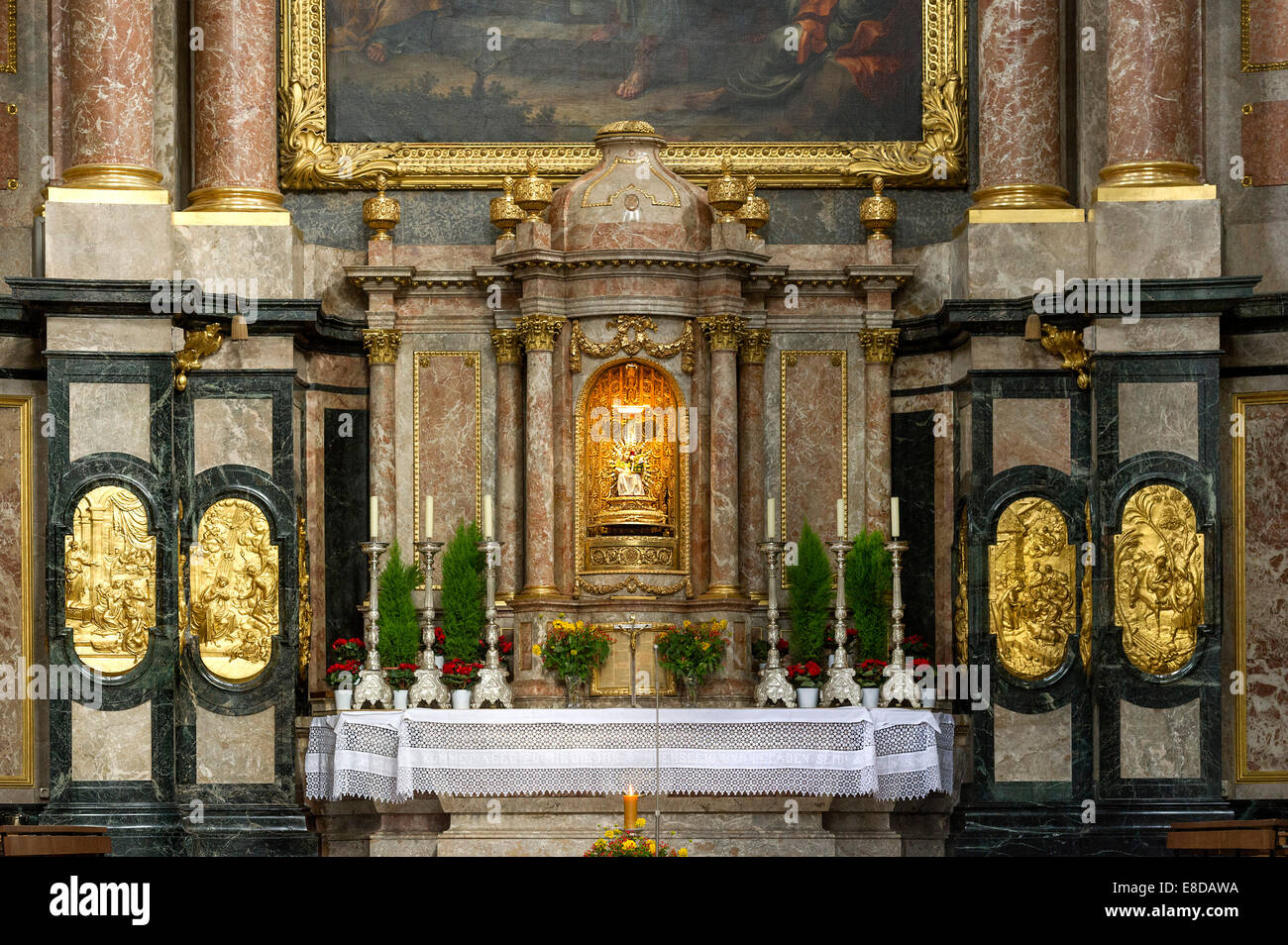 Altare maggiore con l'immagine miracolosa nel tabernacolo, la barocca ...