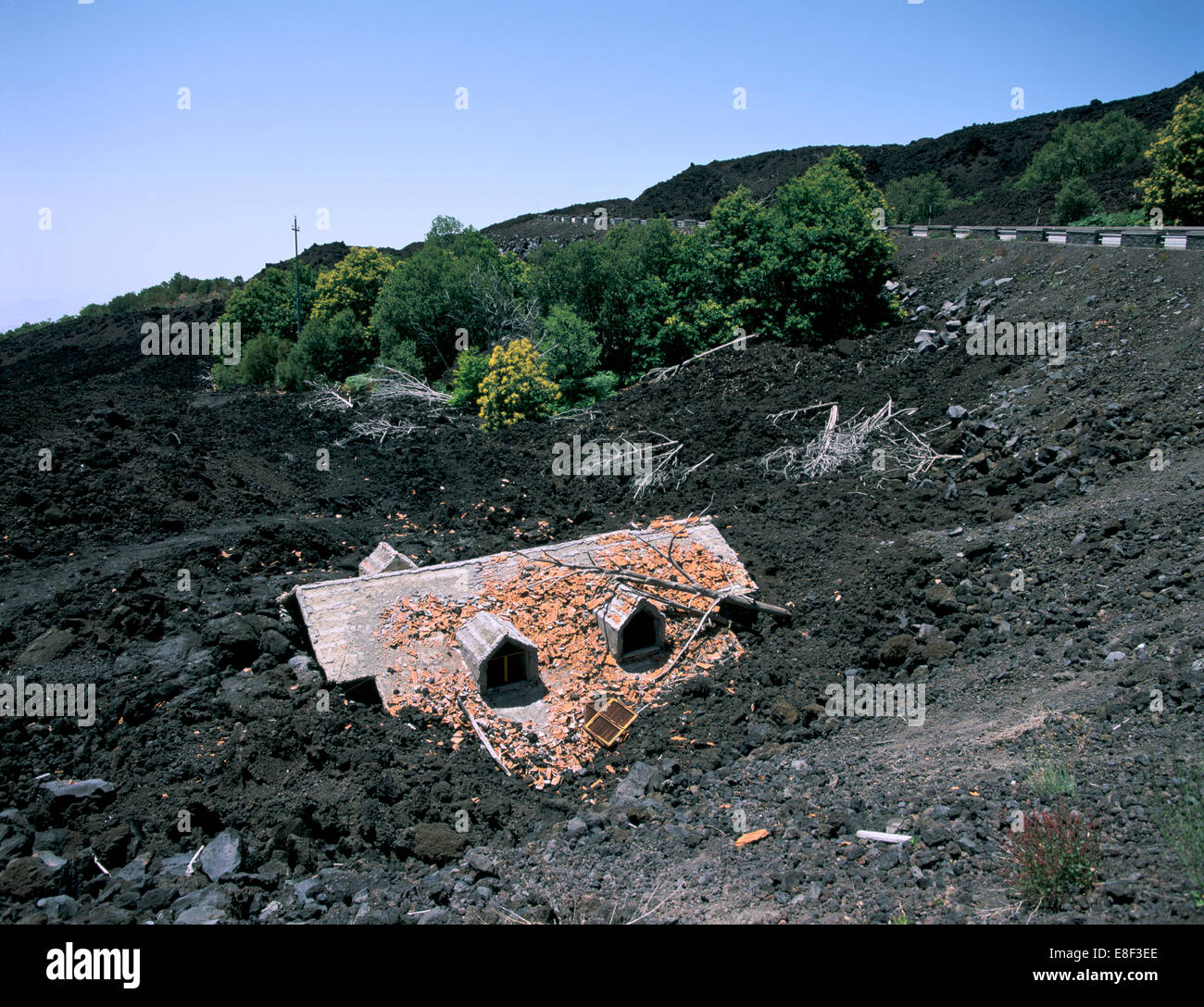 Casa distrutta dalla colata lavica dell'Etna, Sicilia, Italia Foto ...