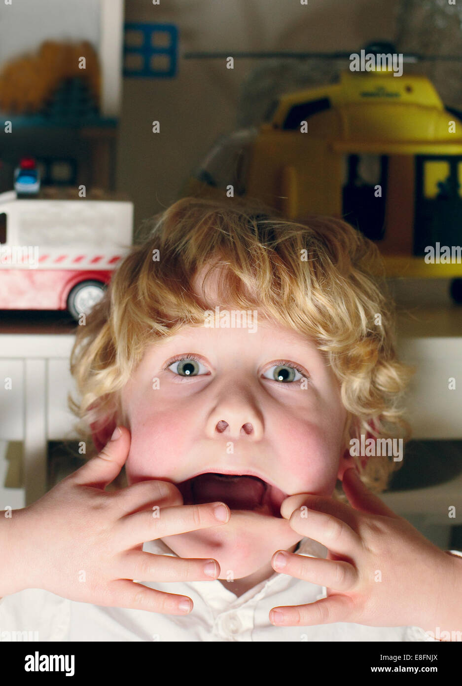 Tirando facce buffe espressione facciale immagini e fotografie stock ad ...