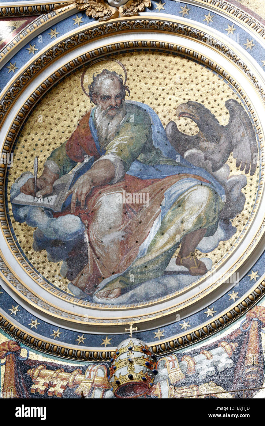 Giovanni apostolo. La Basilica di San Pietro Foto stock - Alamy