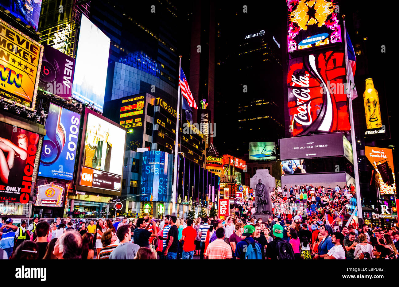 Grande folla di persone in Times Square a notte nel centro di Manhattan ...