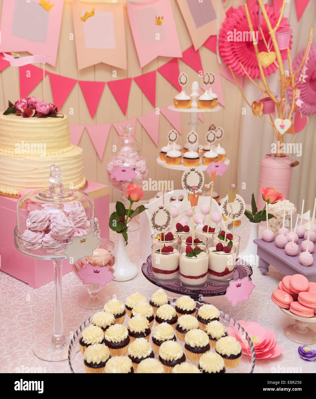 Delizioso buffet di dolci con tortine, dolce vacanza a buffet con ...