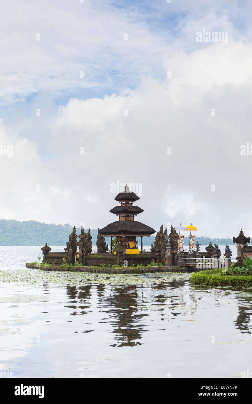 Il più piccolo tempio di Pura Ulun Danu tempio complesso sul lago ...