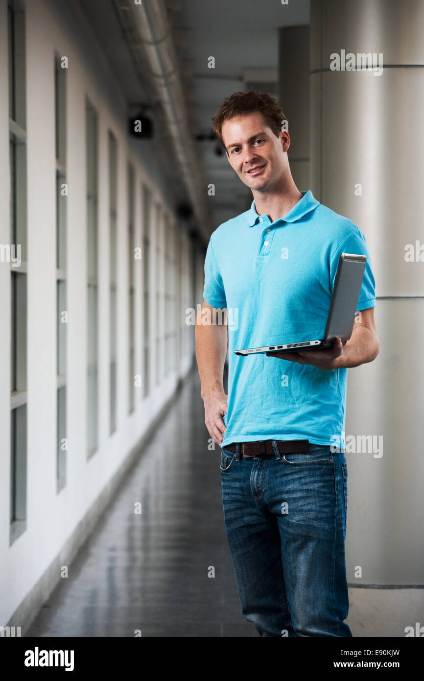 Uomo al computer stilizzato immagini e fotografie stock ad alta ...