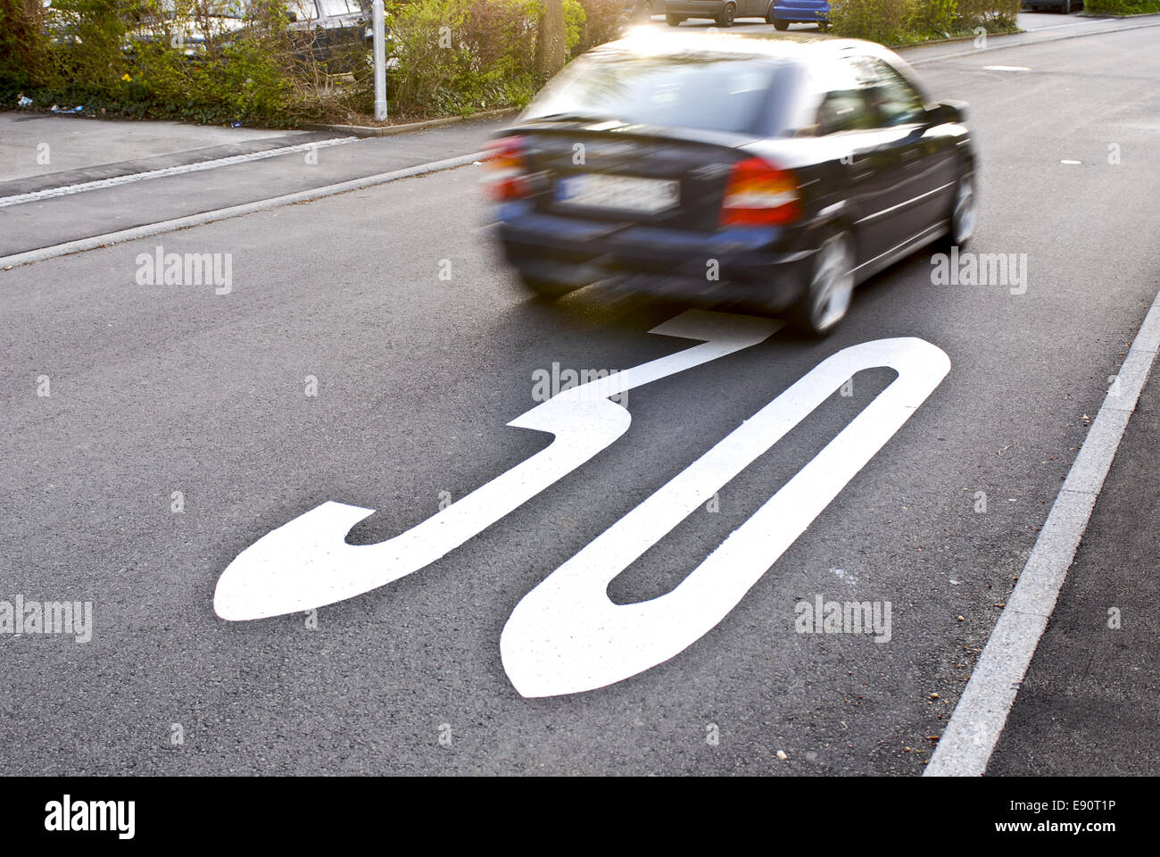 Zone 30 verkehrszeichen immagini e fotografie stock ad alta risoluzione ...