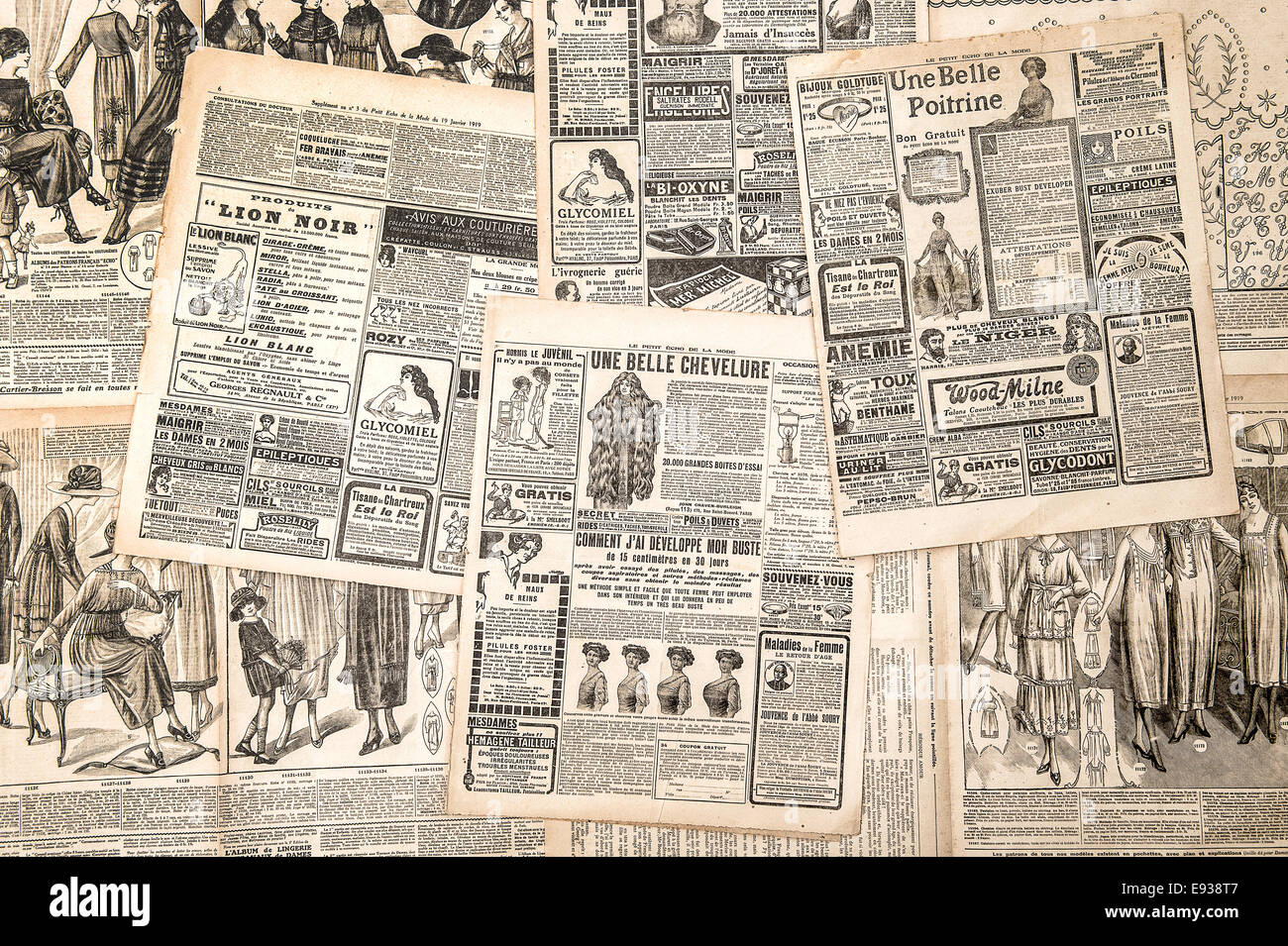 Le pagine di giornale con la pubblicità di antiquariato. Donna di ...