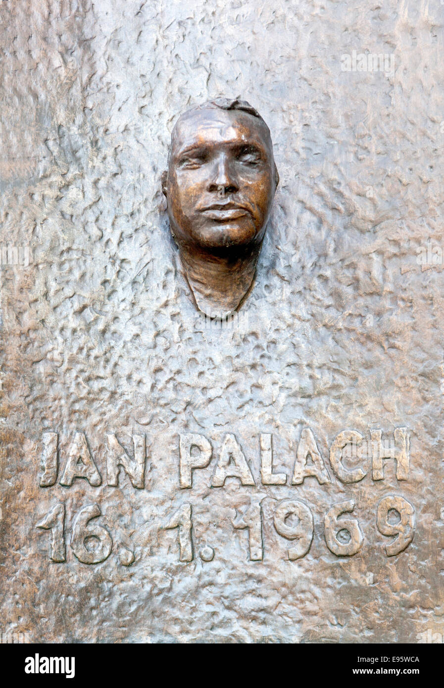 Jan palach death mask immagini e fotografie stock ad alta risoluzione ...