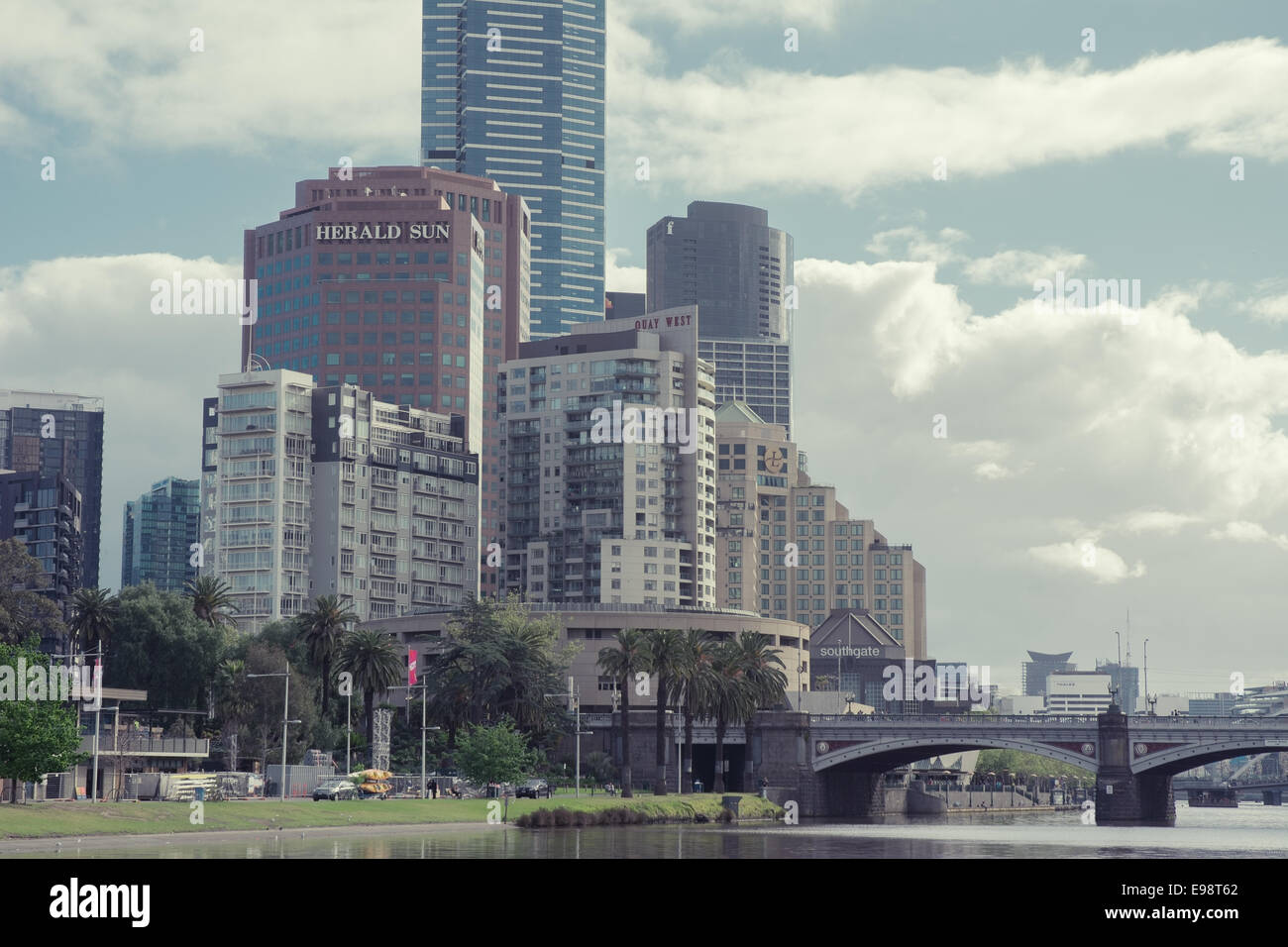 Skyline di southbank e torre eureka dal fiume yarra immagini e ...