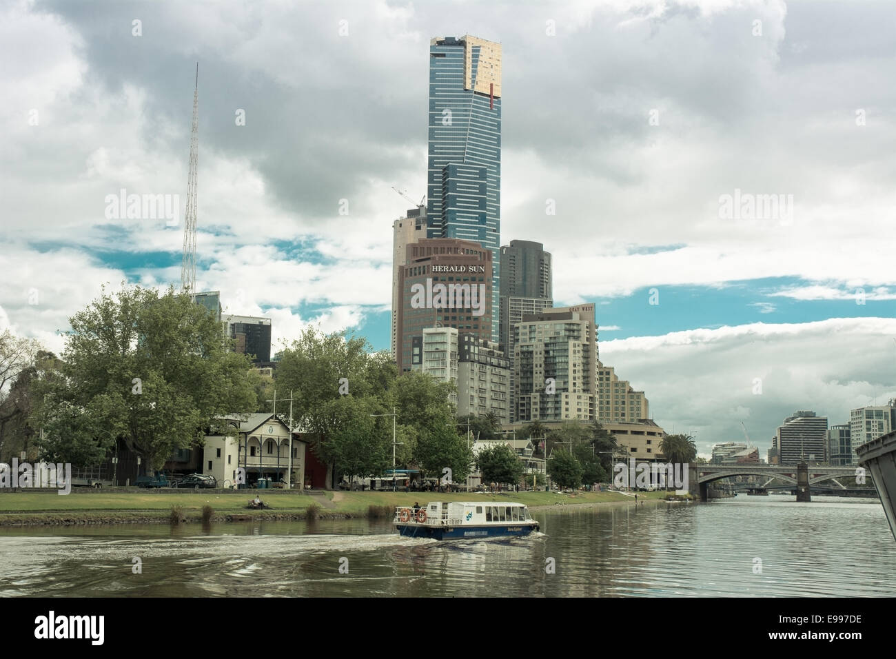 Skyline di southbank e torre eureka dal fiume yarra immagini e ...