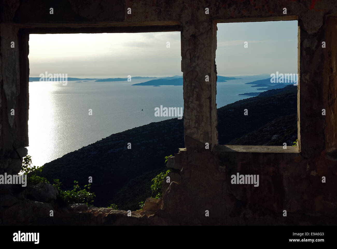 Vista dalla fortezza al mare immagini e fotografie stock ad alta ...