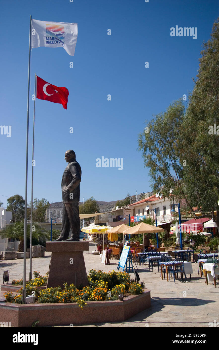 Statua di Mestafa Kemal Ataturk, il padre della Turchia e bandiera ...
