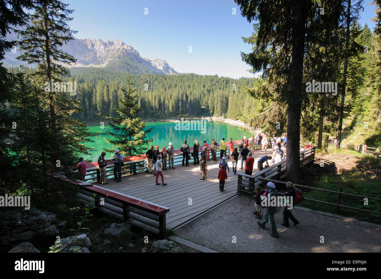 (Lago di Carezza Lago di Carezza), Dolomiti, Italia Foto stock - Alamy