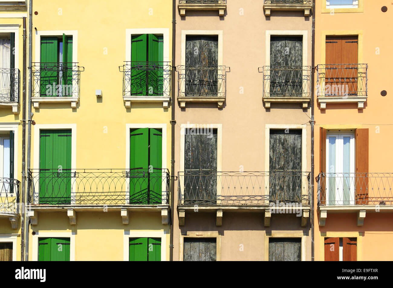 Facciate marroni immagini e fotografie stock ad alta risoluzione - Alamy