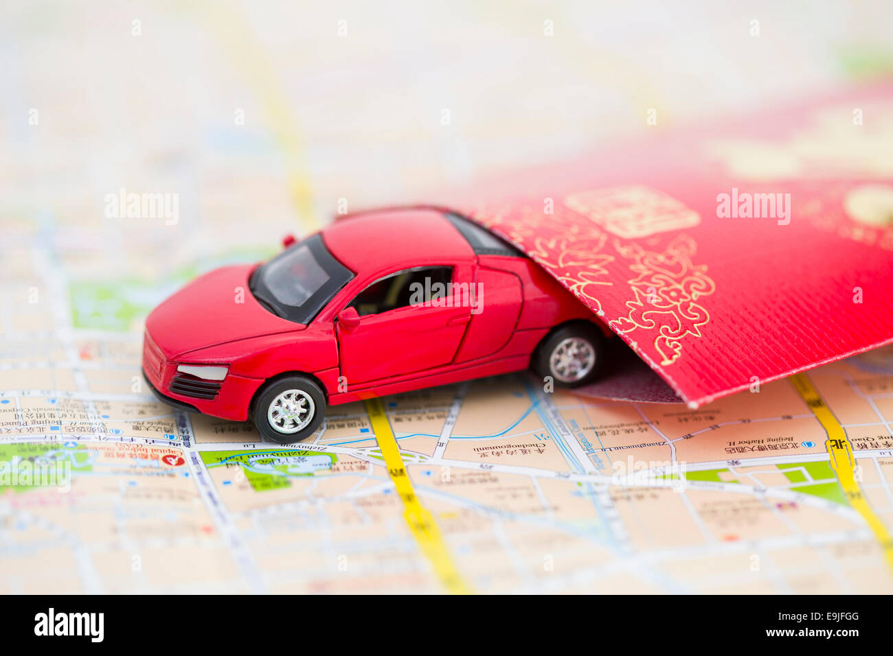 Toy car guida fuori da una tasca rosso sulla mappa stradale Foto stock ...