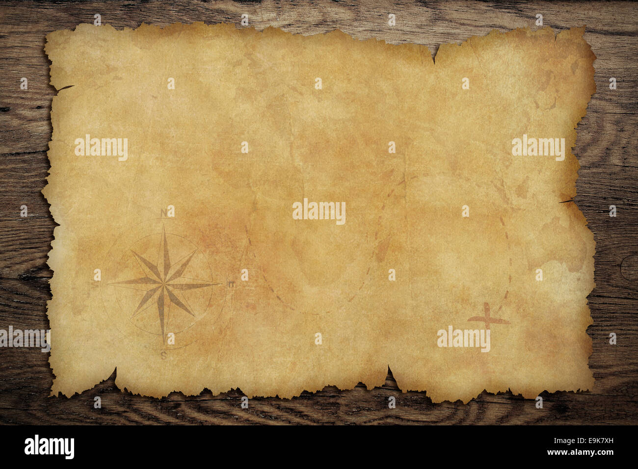 I pirati' vecchia pergamena mappa del tesoro sulla tavola di legno Foto ...