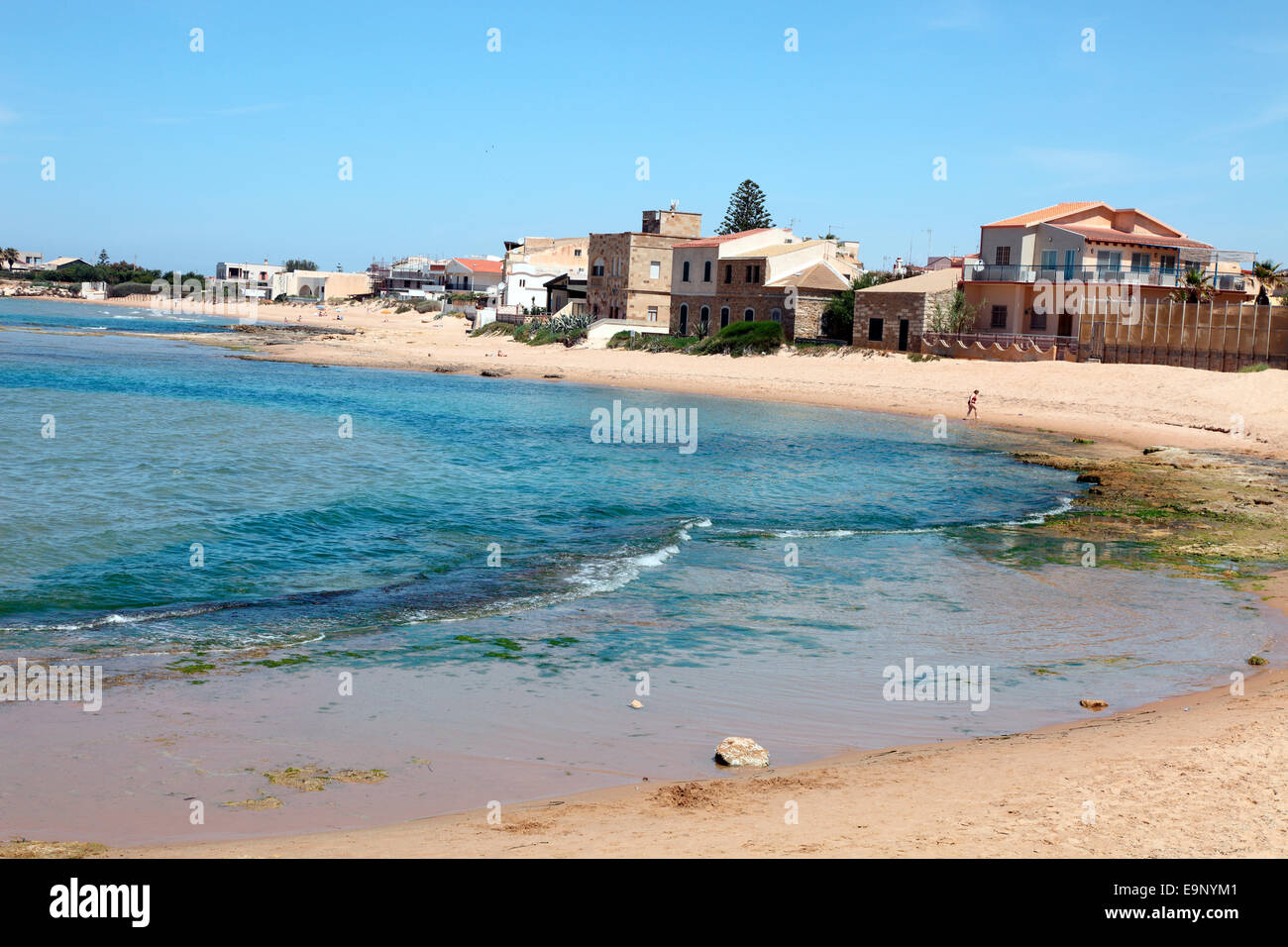 Spiaggia di Montalbano a Punta Secca, in Sicilia Foto stock - Alamy