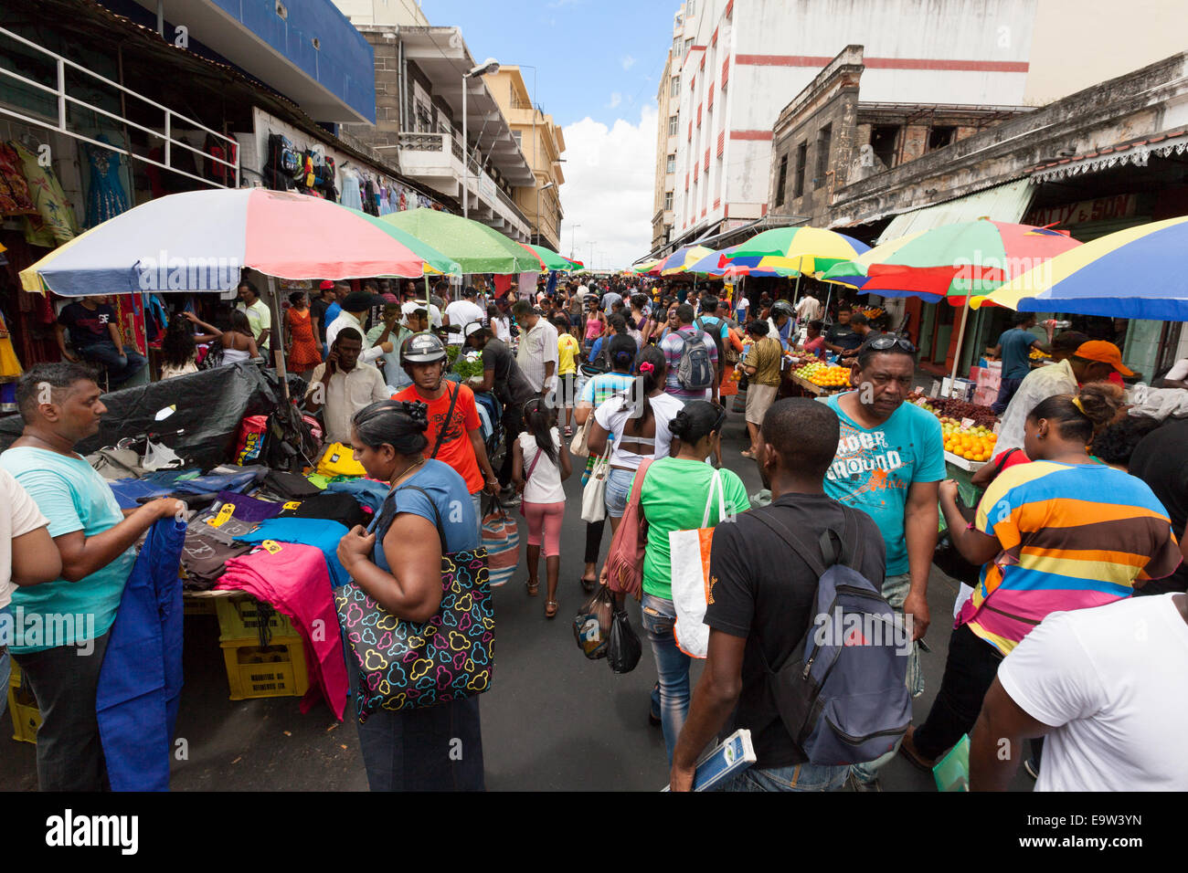 Colorate strade, affollato di locali popolo mauriziano nella strada del ...