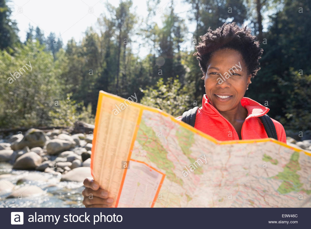 Guardando la mappa dei sentieri immagini e fotografie stock ad alta ...