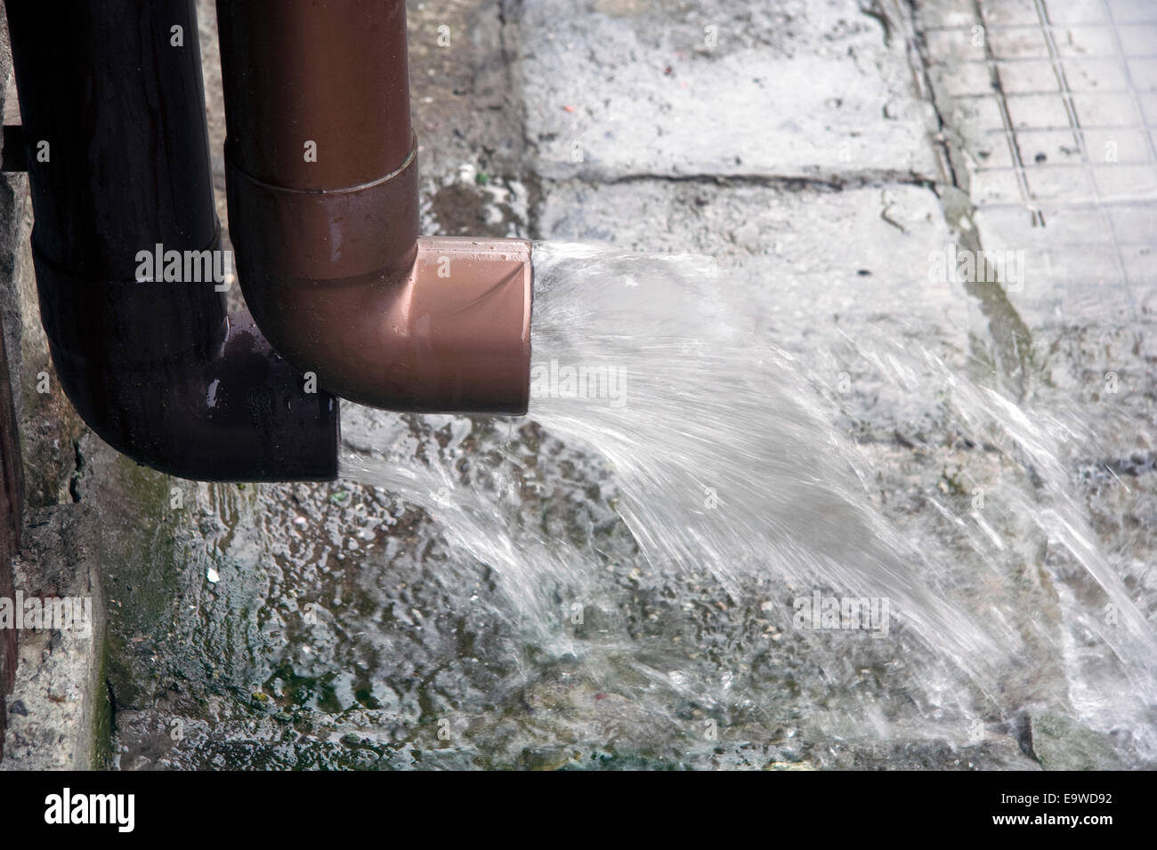 Grondaia con pluviale immagini e fotografie stock ad alta risoluzione ...