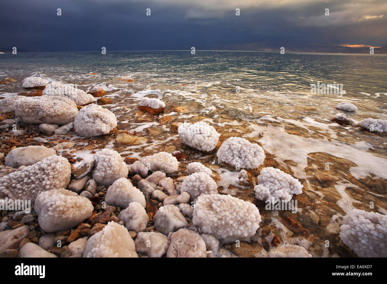Tempesta sul mare di notte immagini e fotografie stock ad alta ...