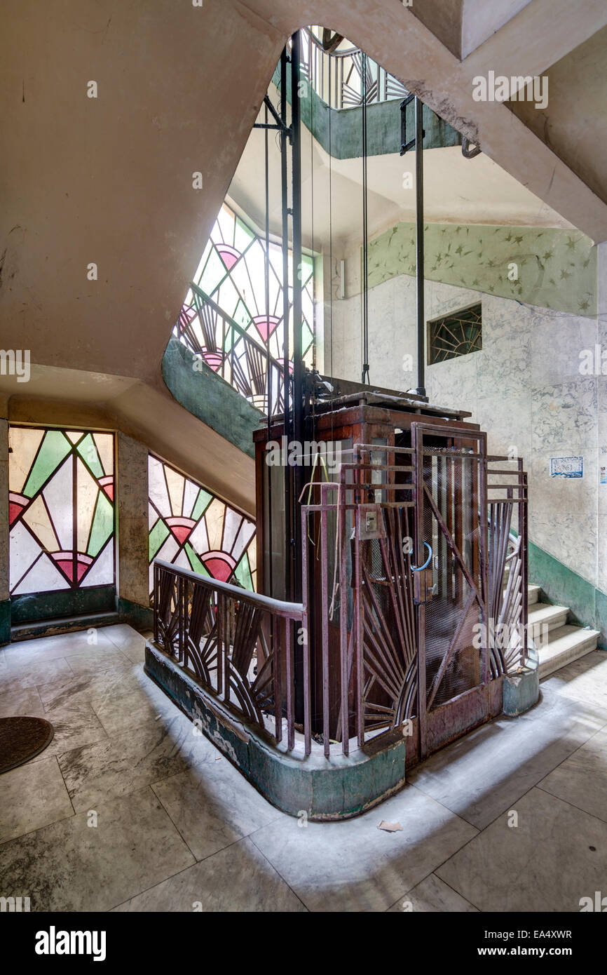 Ascensore e scale, l'art deco edificio Verivo, porta detto, Egitto Foto ...