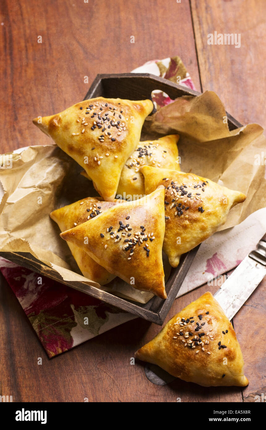 Carne samosa immagini e fotografie stock ad alta risoluzione - Alamy