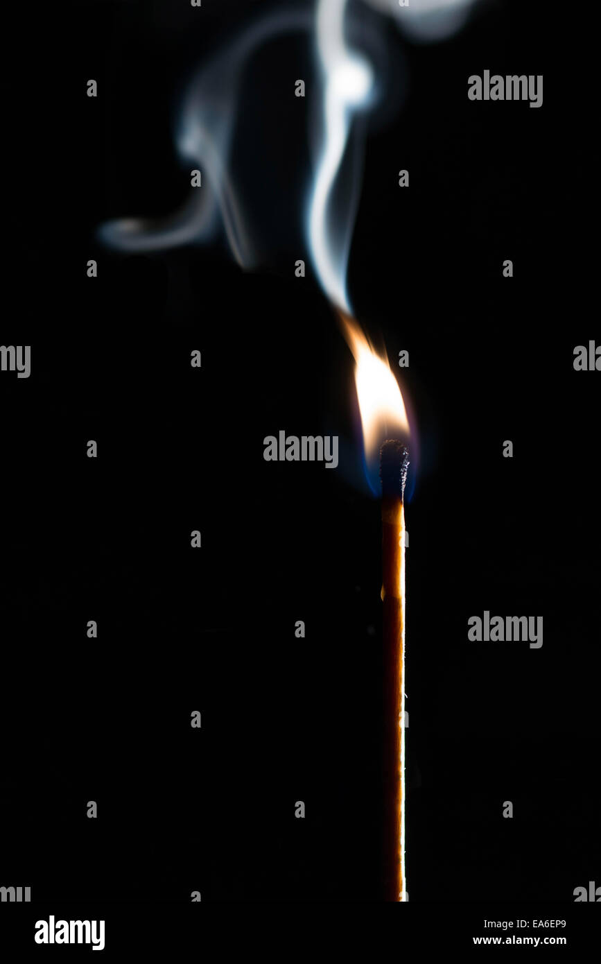 Fumo su sfondo nero immagini e fotografie stock ad alta risoluzione - Alamy