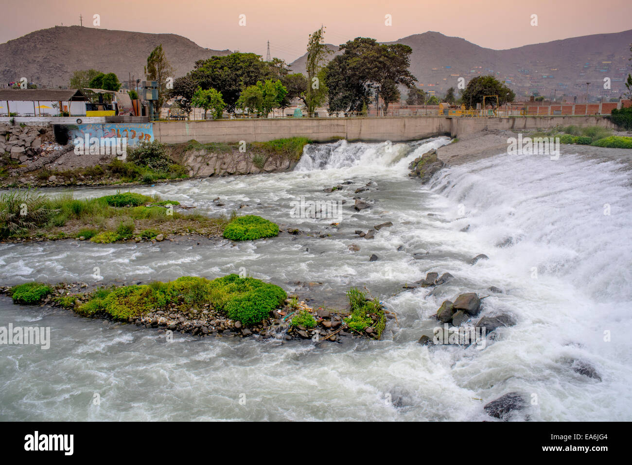 Fiume Rimac, Lima, Peru Foto stock - Alamy