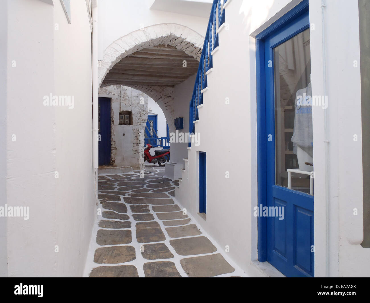 Le strette stradine che conducono alla isola greca porto di mare - è ...