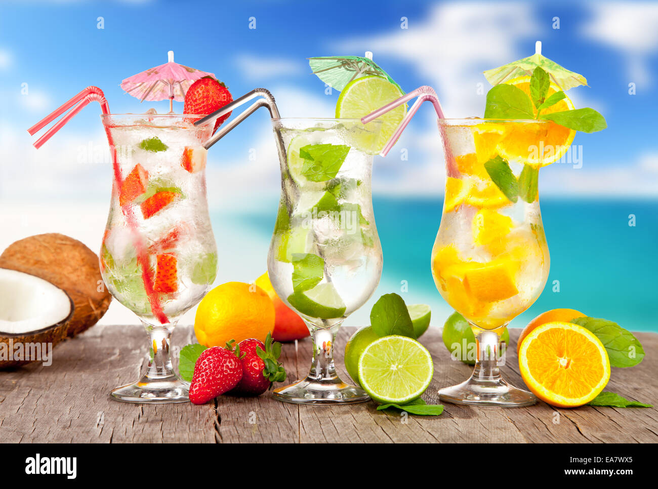 Fresche bibite estive sul tavolo di legno con sfocatura dello sfondo ...