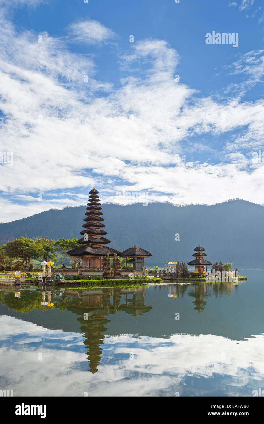 Tempio di ulun danu sul lago beratan immagini e fotografie stock ad ...