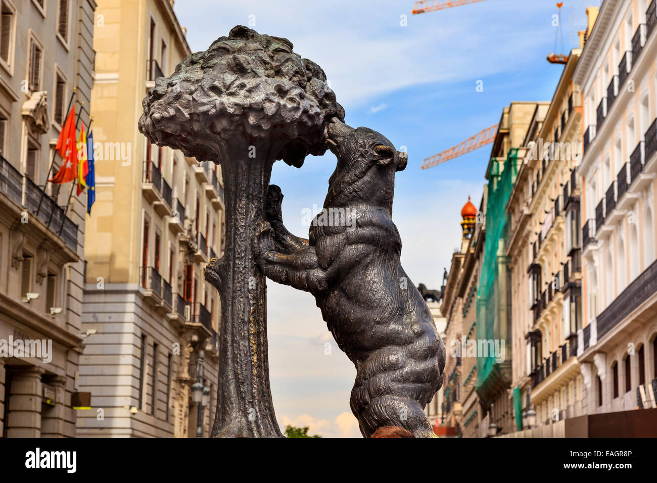 Orso e Gelso El Oso y El Madrono statua simbolo di Madrid Puerta del ...