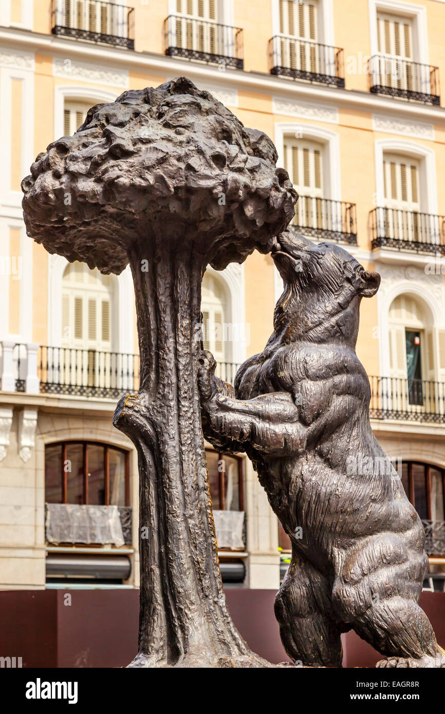 Orso e Gelso El Oso y El Madrono statua simbolo di Madrid Puerta del ...