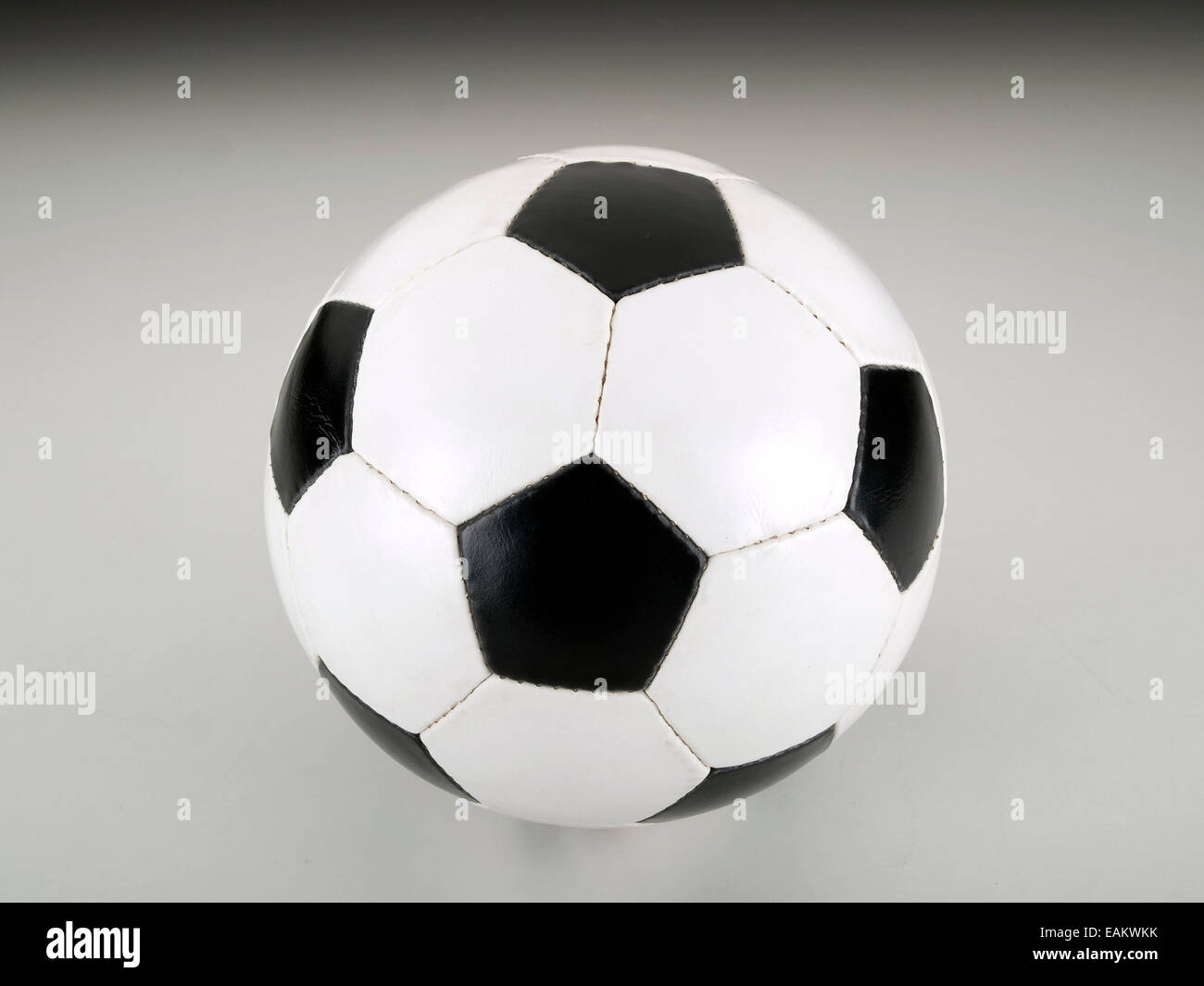 Pallone da calcio con pentagoni immagini e fotografie stock ad alta ...
