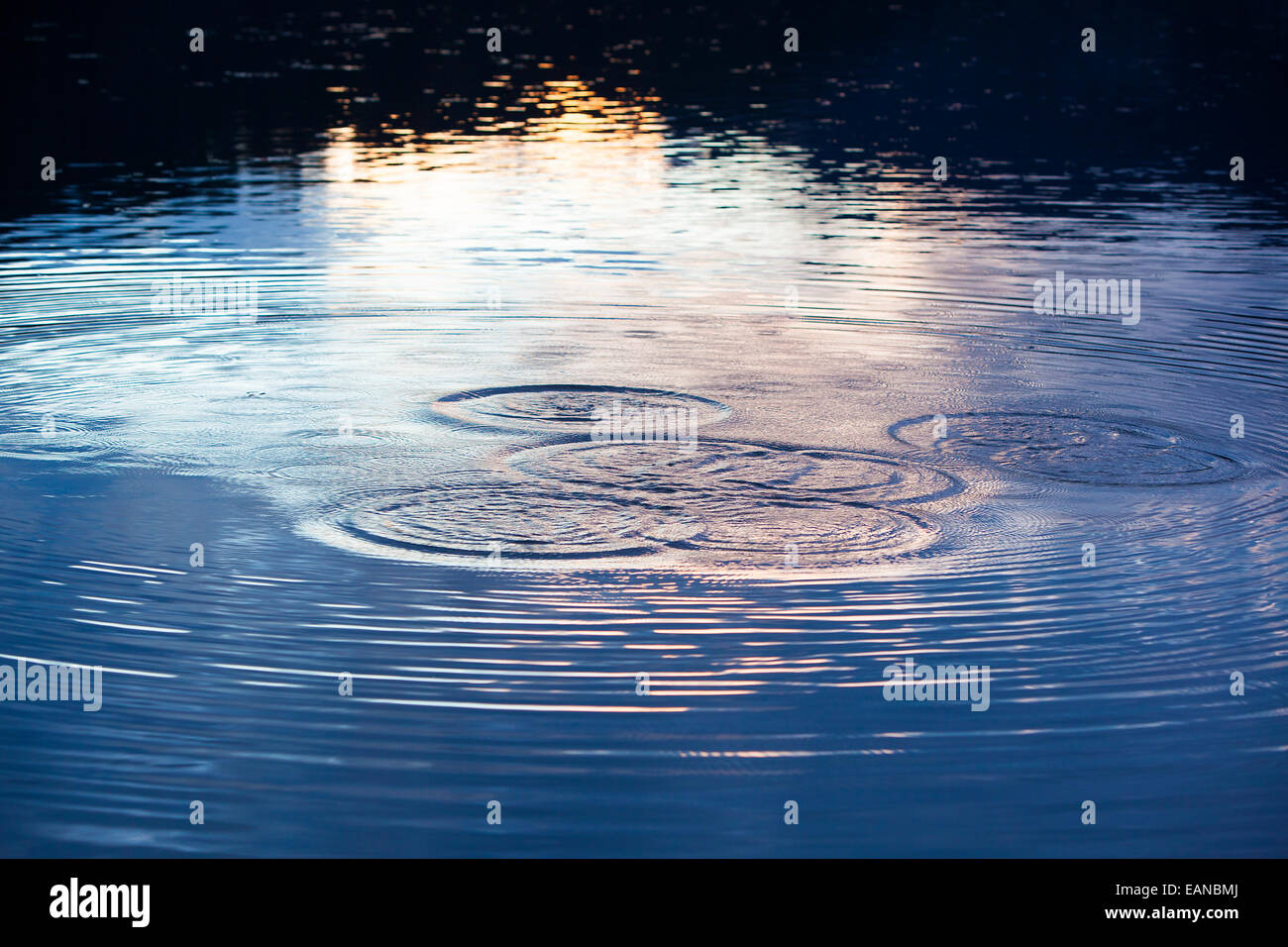 Cerchi d'acqua immagini e fotografie stock ad alta risoluzione - Alamy