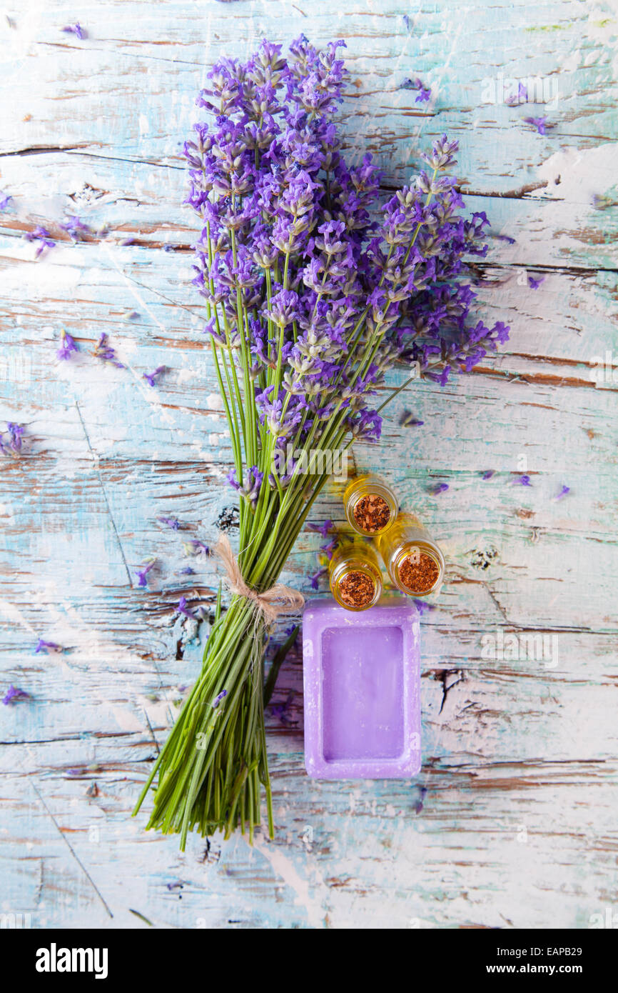 Fiori di lavanda su legno Foto stock - Alamy