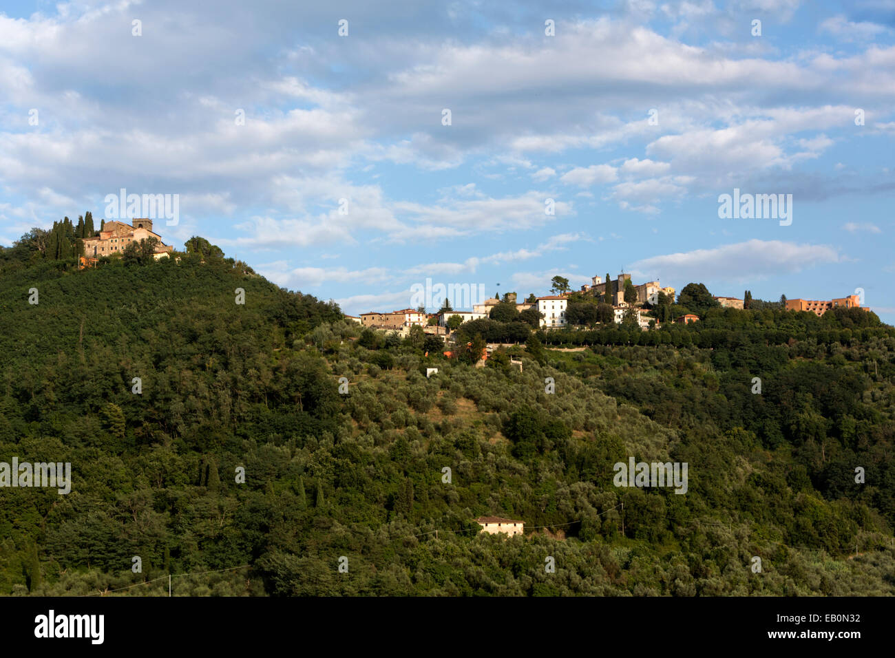 Italia il borgo medievale di montecatini immagini e fotografie stock ad ...