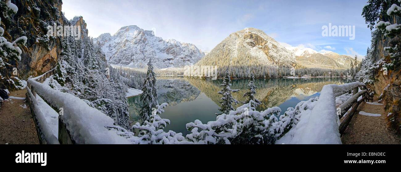 Lago di braies in inverno immagini e fotografie stock ad alta ...