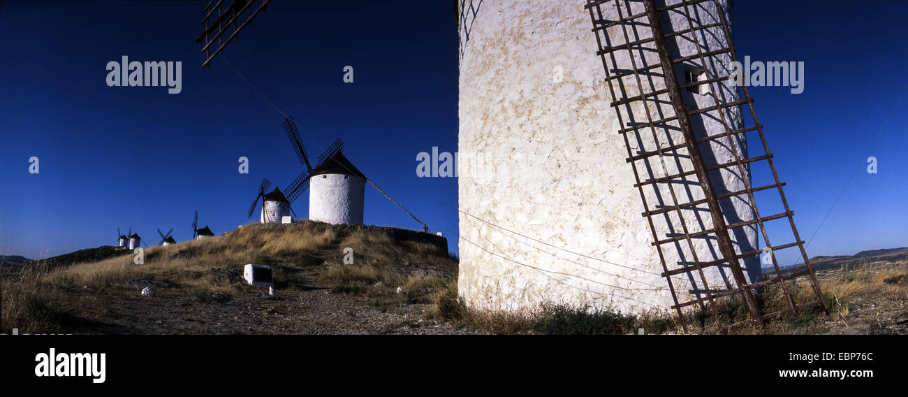 A Consuegra. Mulini a vento sulla collina Calderico. Percorso di Don ...