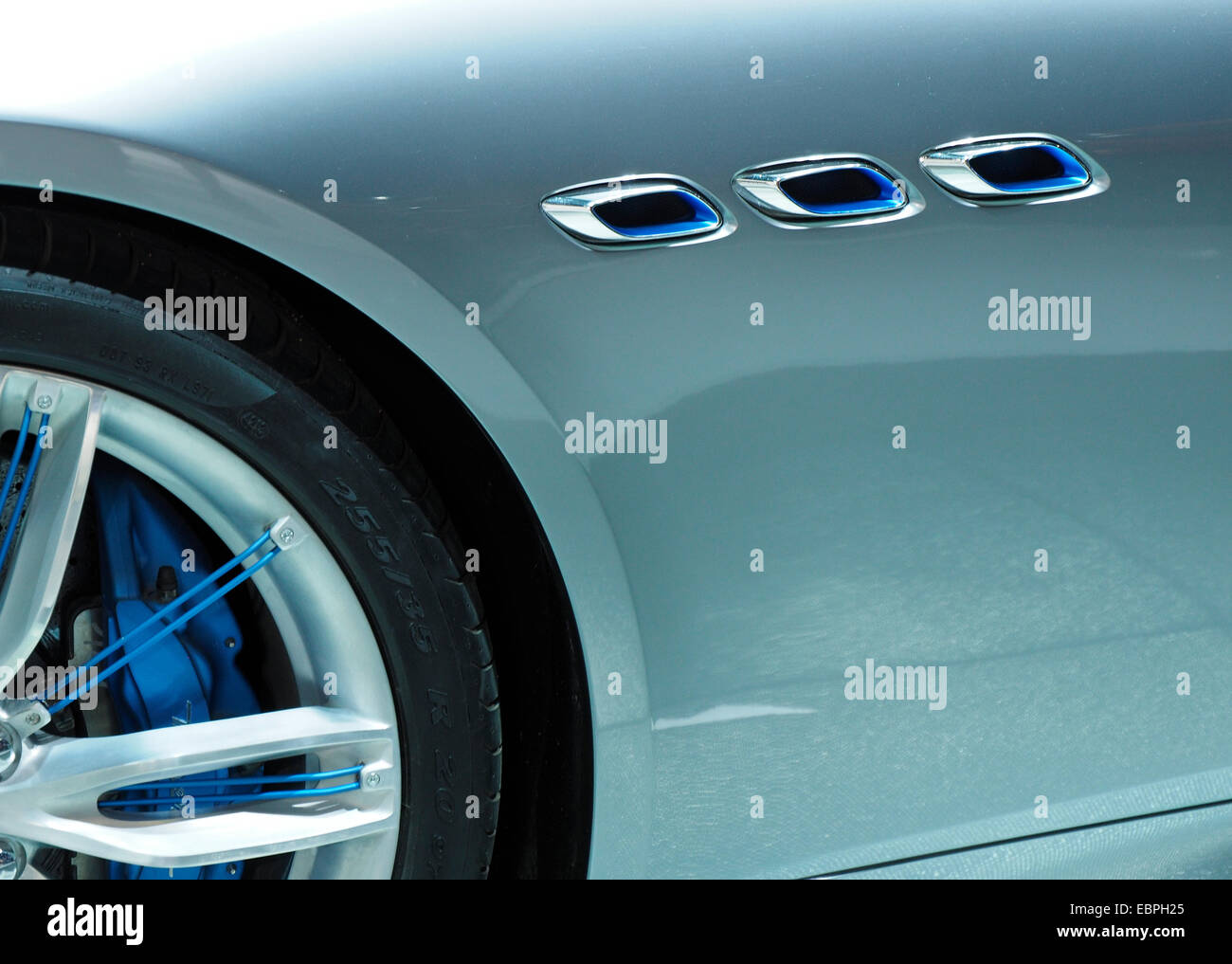 Parafango auto immagini e fotografie stock ad alta risoluzione - Alamy