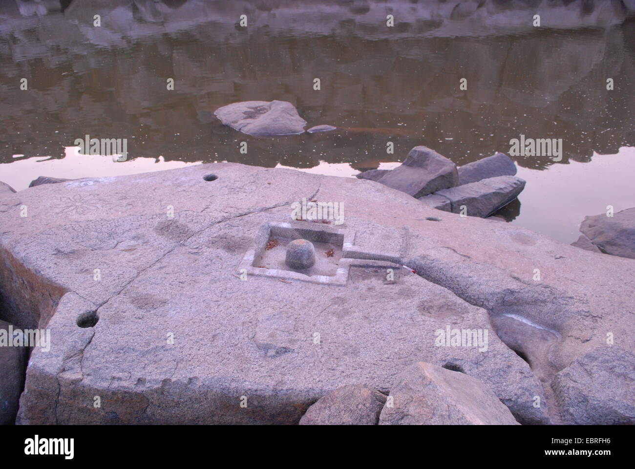 Shiva lingam river immagini e fotografie stock ad alta risoluzione - Alamy