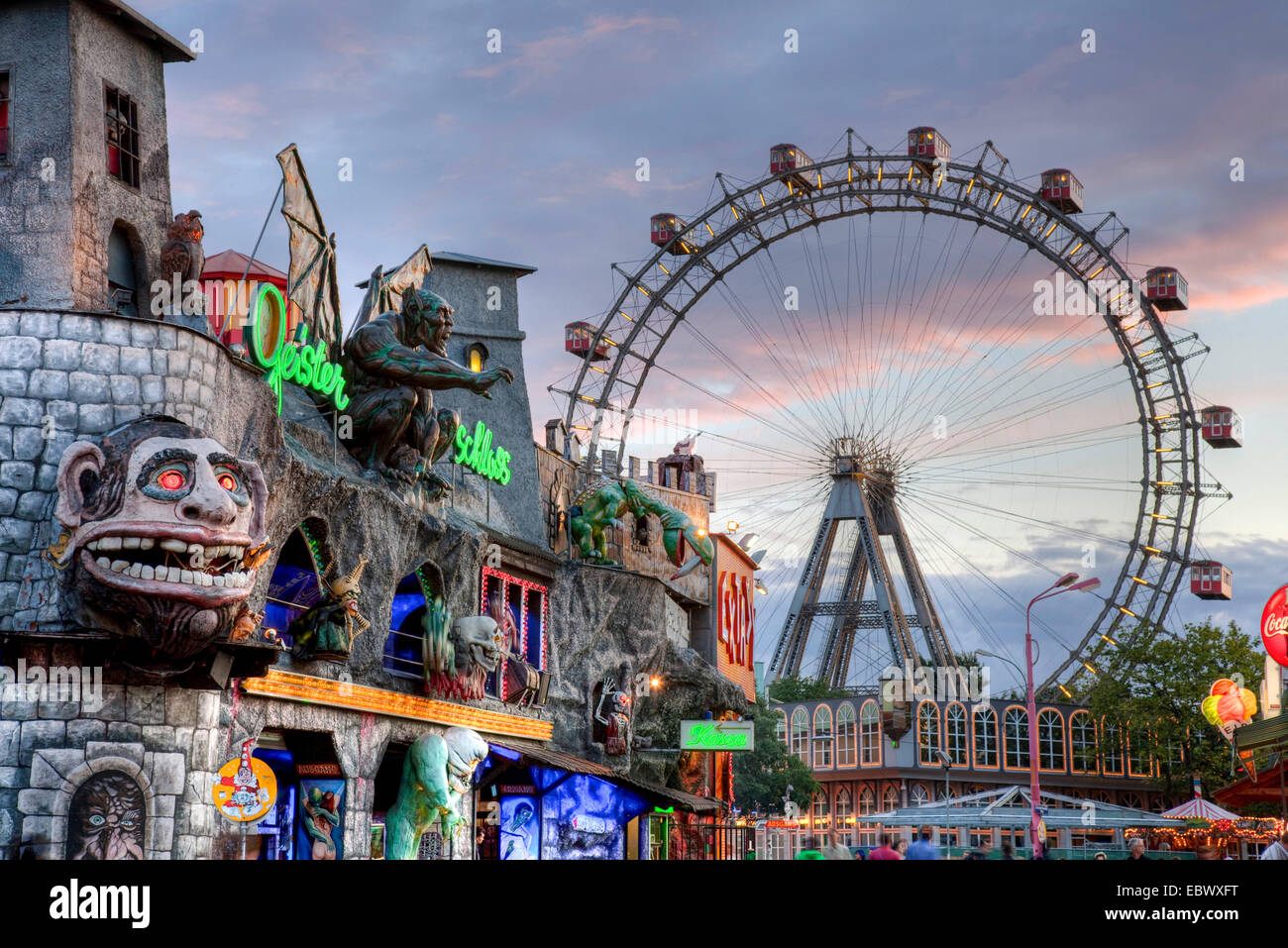 La grande ruota e tunnel di orrore nel Prater di Vienna, Austria ...