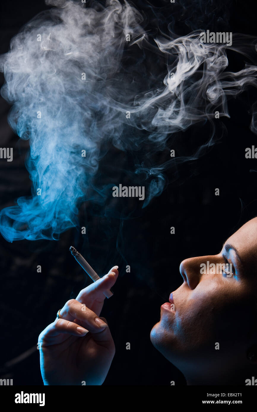 Donna che fuma una sigaretta immagini e fotografie stock ad alta risoluzione - Alamy