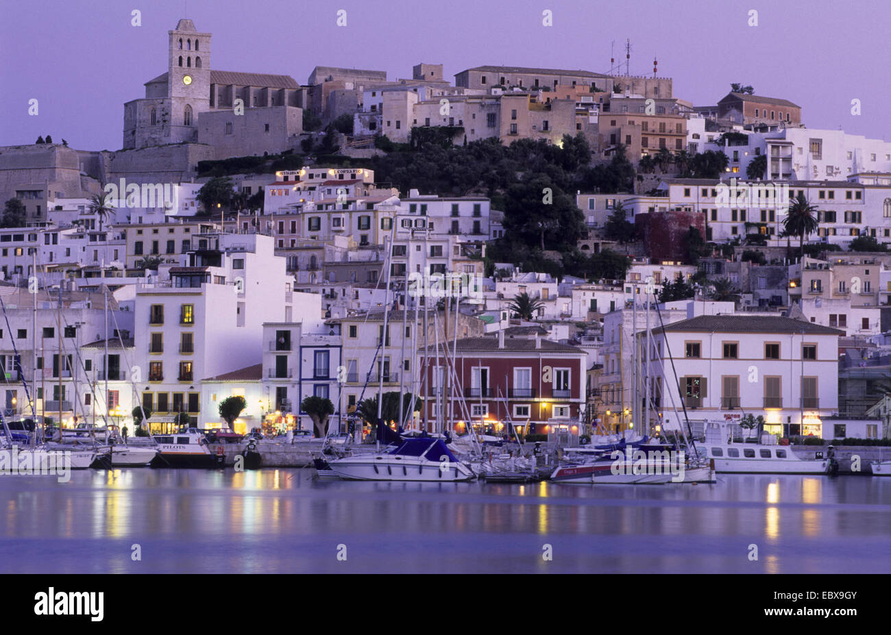 Dalt Vila, centro storico di Ibiza Eivissa o nella luce della sera ...