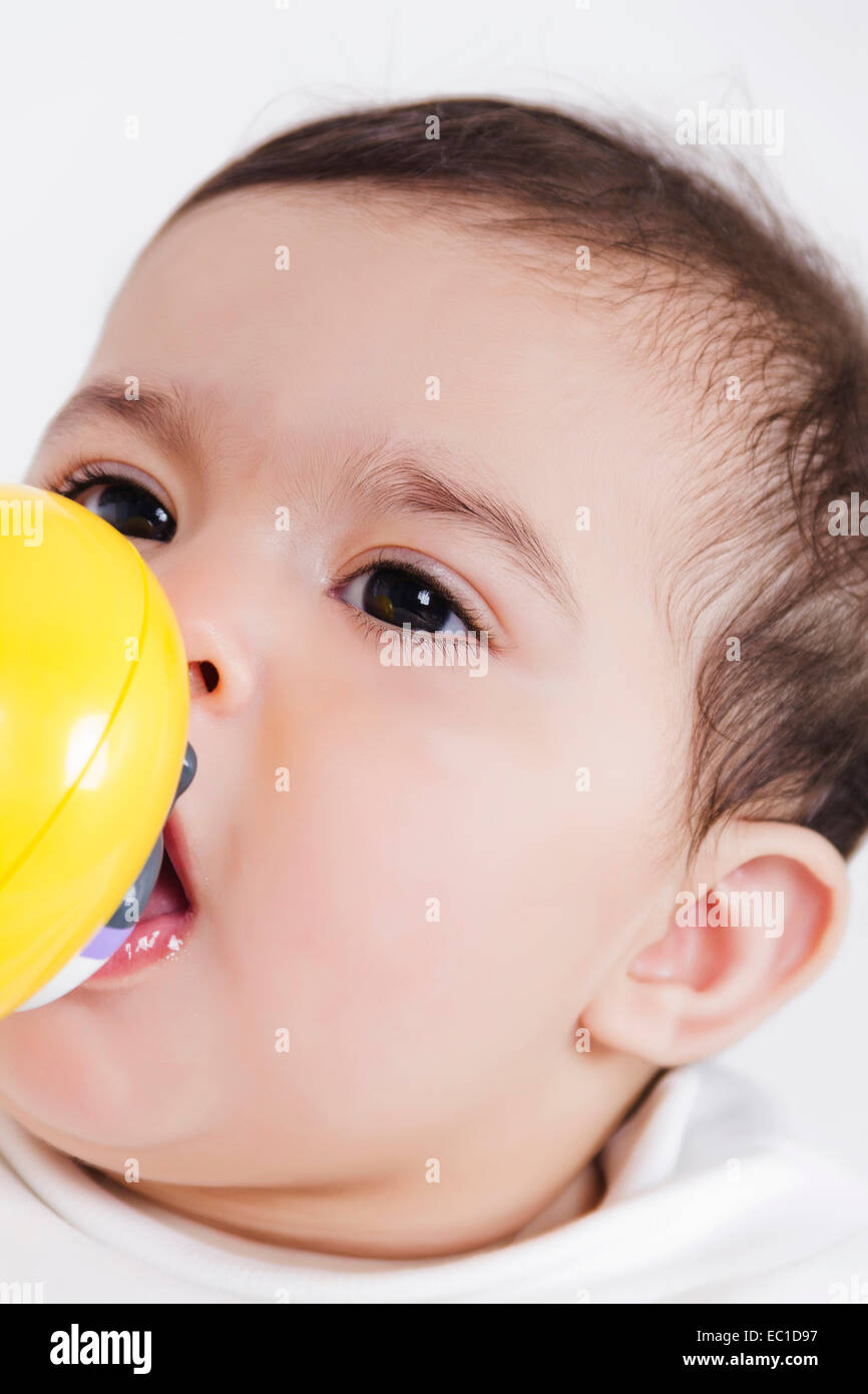 Bere un bambino immagini e fotografie stock ad alta risoluzione - Alamy