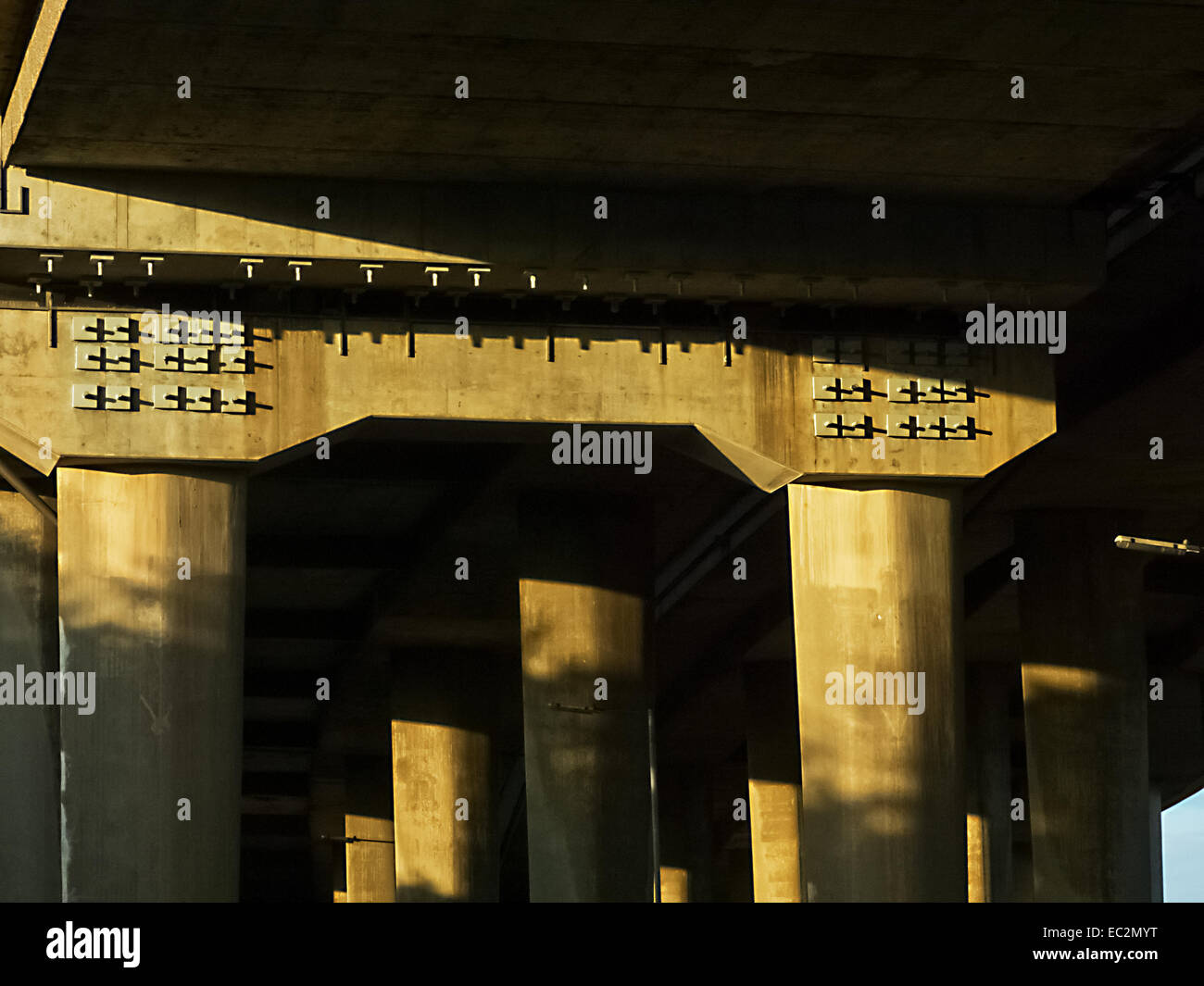 Sotto il cavalcavia del ponte immagini e fotografie stock ad alta ...
